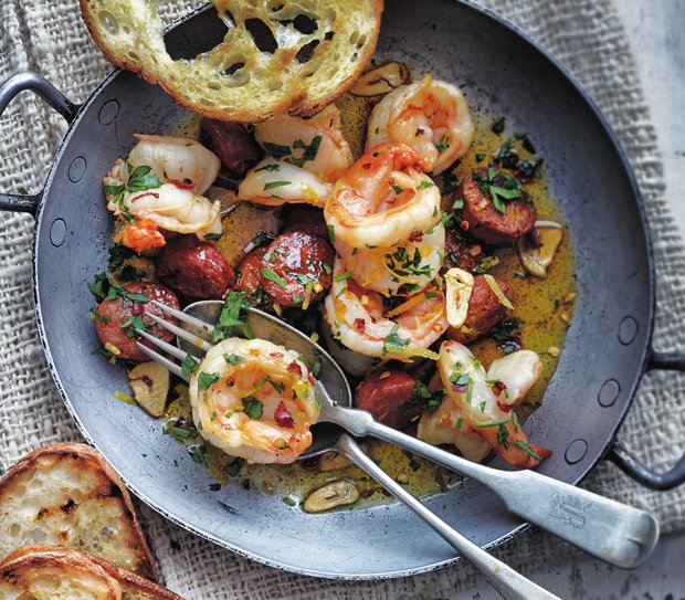 Garnáty s chorizem, chilli, citronem a petrželkou | Recepty na Prima Fresh