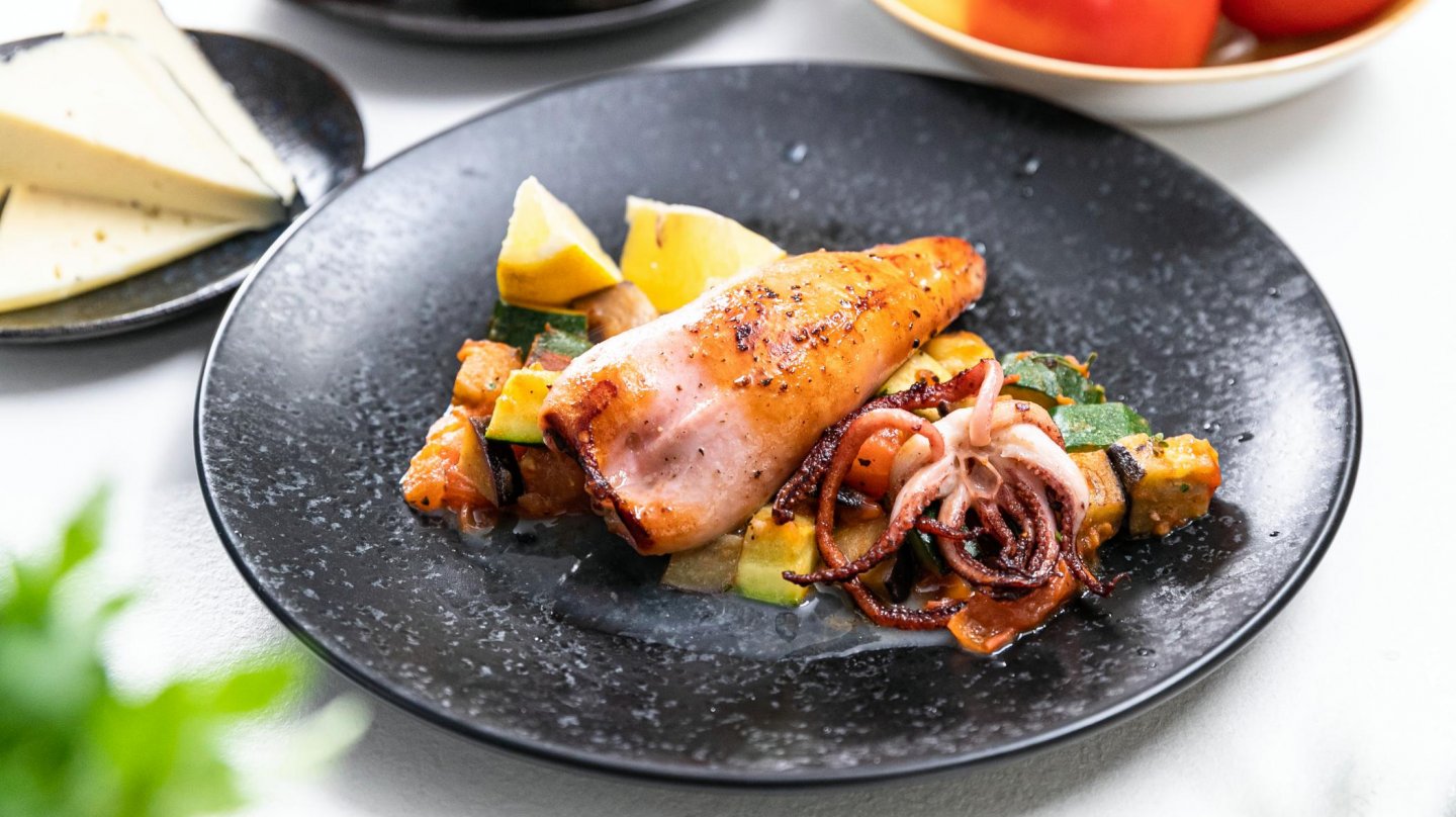 Kalamáry plněné sýrem s grilovanou zeleninou | Recepty na Prima Fresh