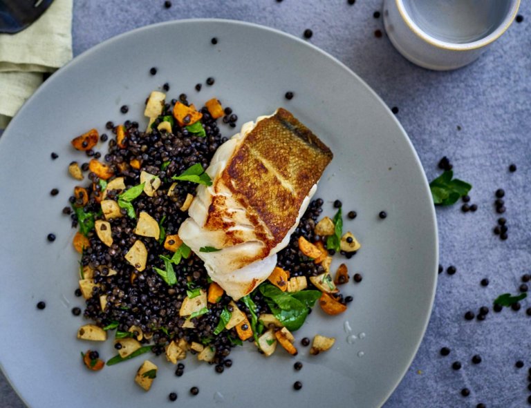 Pečená treska loin s teplým salátem z čočky beluga | Recepty na Prima Fresh