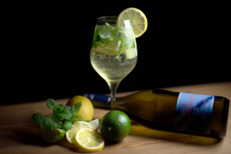 4 tipy na známé osvěžující koktejly: Aperol Spritz, Hugo, Bellini a ...